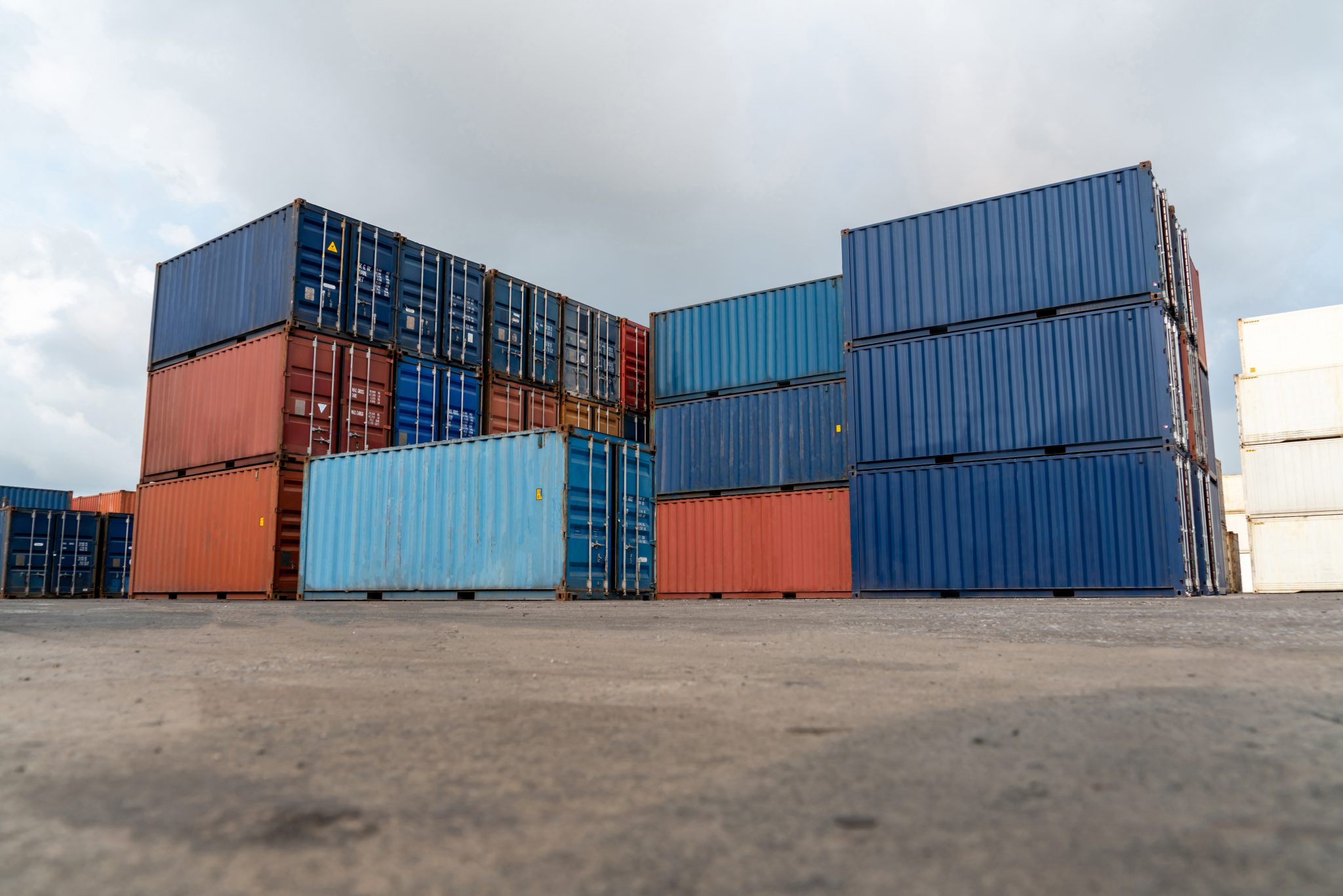 Mengenal Container 20 Feet: Pengertian, Dimensi, dan Fungsi